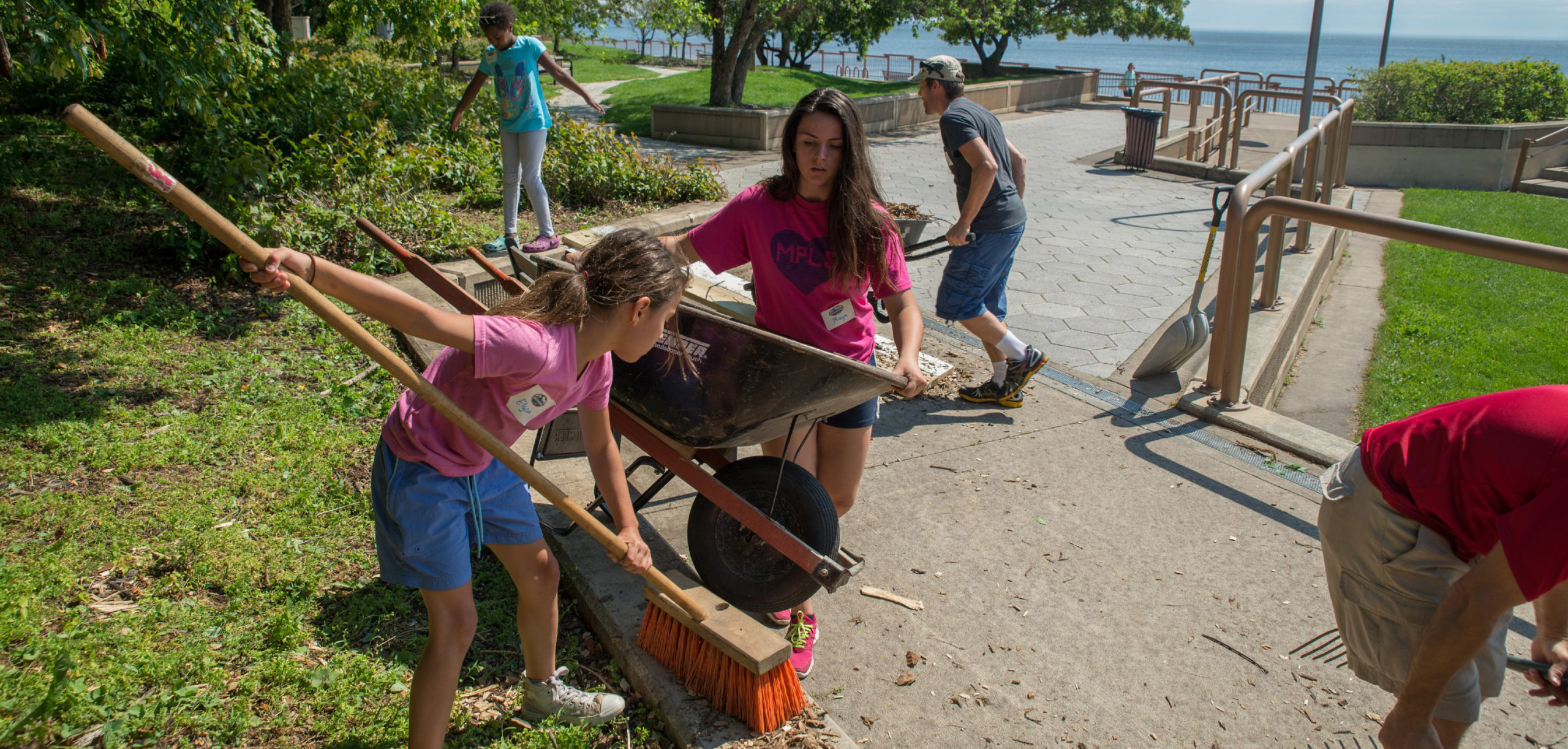 Service Projects for Families: 6 Things to Help You Plan - YouthWorks
